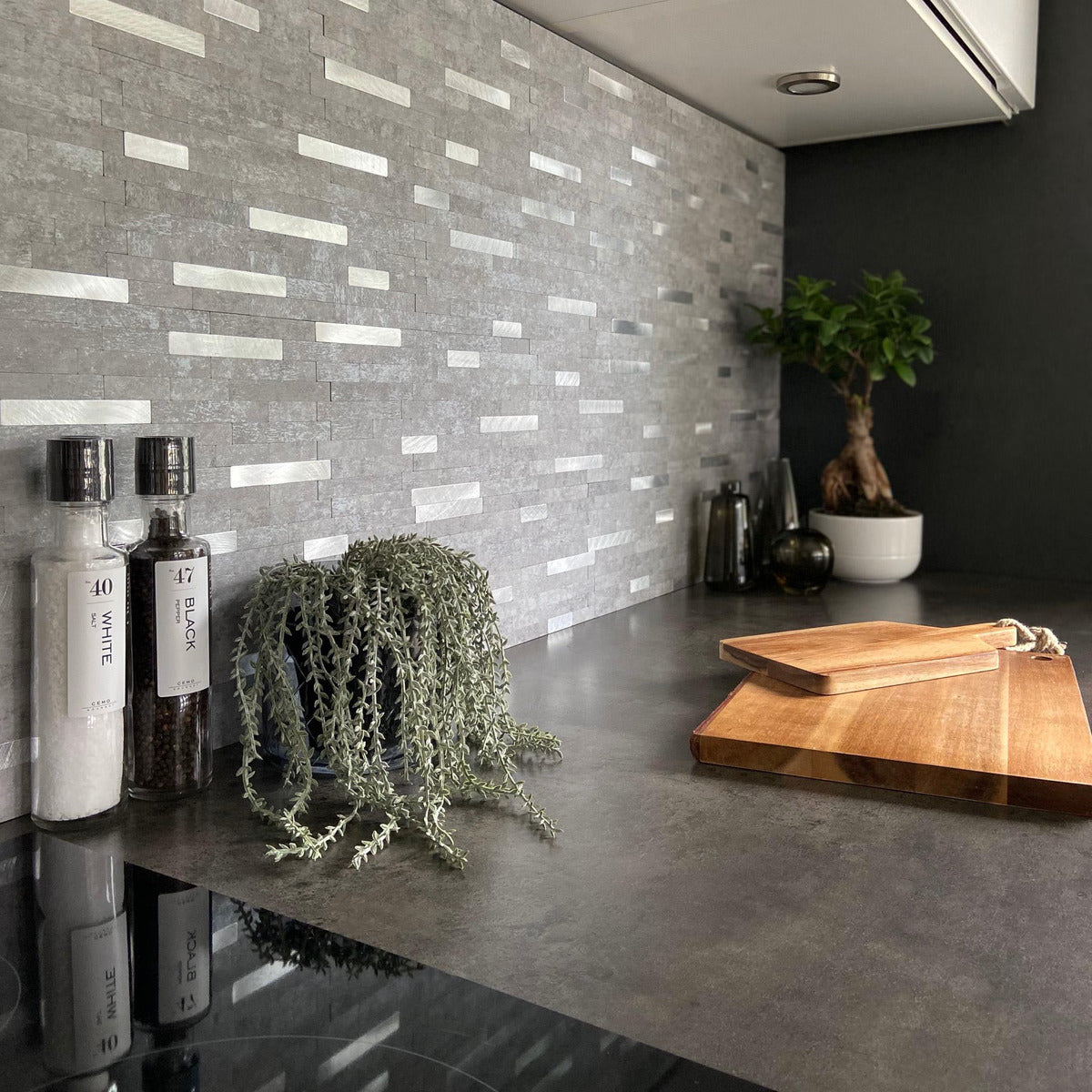 Selvklebende fliser til over kjøkkenbenken – Lindas Dekor