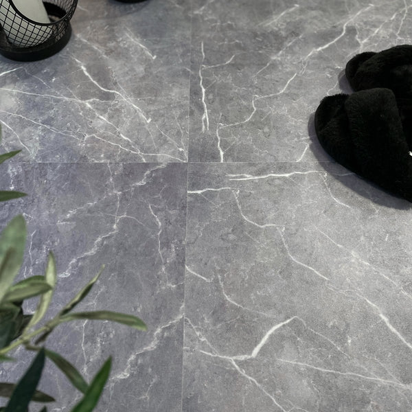 Selvklebende gulvfliser – Lindas Dekor